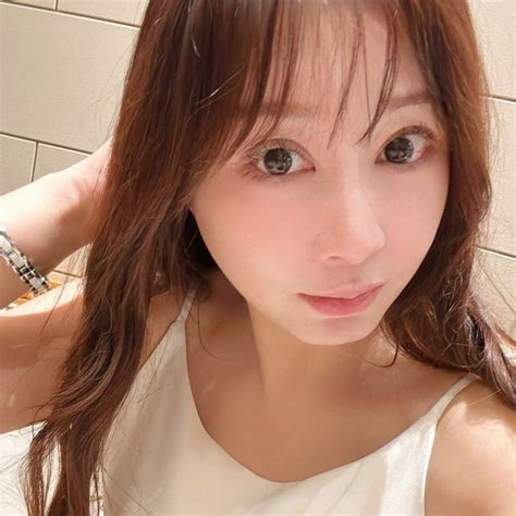 結婚之後的生活就是： 6：30跟奶奶公婆一起早餐，吃完送老公和公公下樓上班，之後給奶奶按腳。按完下樓回家做家事。 12：00在到12樓跟老公
