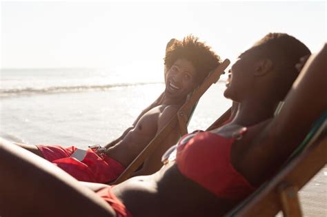 Premium Photo Couple Interacting With Each Other While Relaxing In A