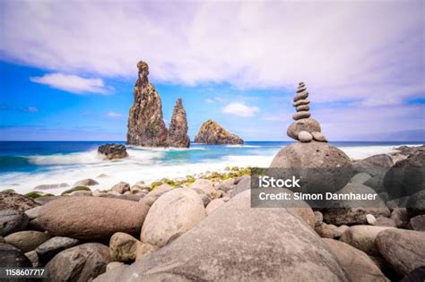 돌해변의 리베이라 다 자넬라의 용암 섬 포르투갈 마데이라 섬의 포르토 모니즈 근처 바다에서 암석이 있는 야생의 아름다운 해안 0명에 대한 스톡 사진 및 기타 이미지 Istock