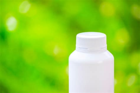 병 플라스틱 정원에서 나무와 나무 모호한 Bokeh 바탕에 흰색 제품 이미지와 패키지에 대 한 벽지를 사용 하 여 3차원 형태에
