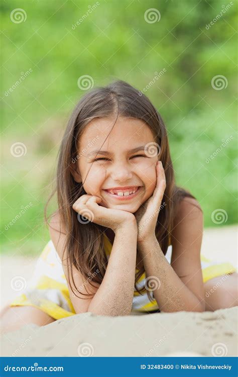 Menina De Cinco Anos Na Natureza Foto De Stock Imagem De Infância