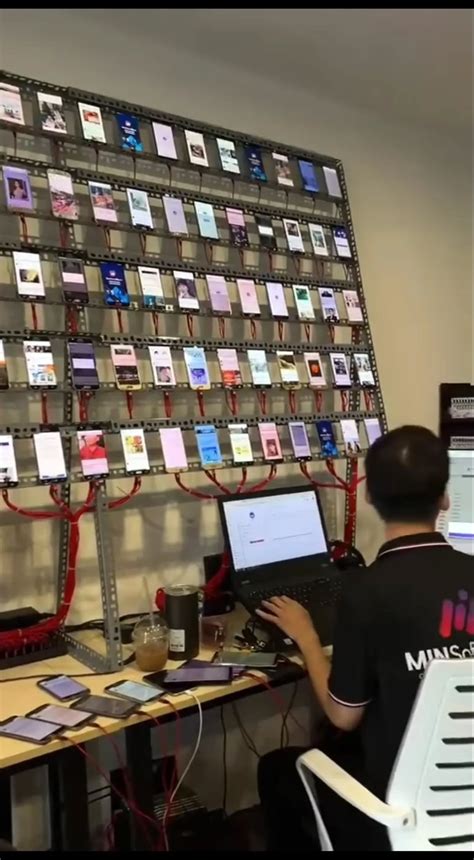 今天看到網軍工作的影片有點震撼，原來他們是這樣工作的。😨 我一直以為假帳號到處嗆人是ai自動留言的，今天看到影片才知道背後是有真人在操作。 那