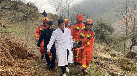 女子游玩时爬上山坡拍照，不慎跌落山谷凤凰网视频凤凰网