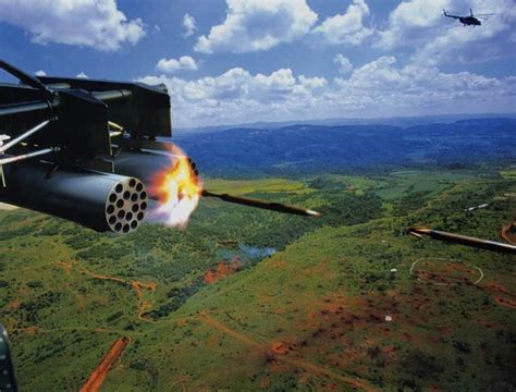 图文：武装型米17直升机火箭弹攻击瞬间 新浪军事 新浪网