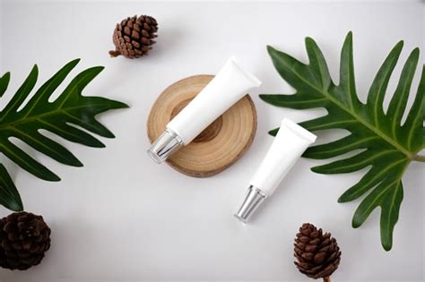 천연 화장품 크림 혈 청 스킨케어 빈 병 잎 나물 나무 포장 바이오 유기 Productbeauty 및 스파 개념입니다 개념에