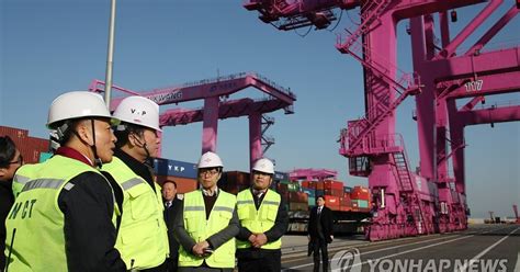 컨테이너 선적 작업 참관하는 이낙연 총리