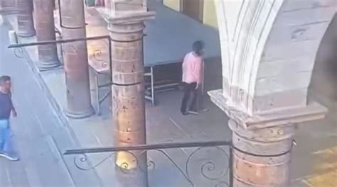 IMÁGENES FUERTES así cayó desde un balcón del Palacio Municipal el