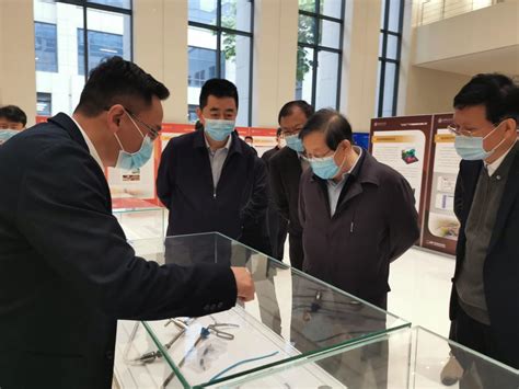 原科技部部长万钢视察磁外科系列产品 西安交通大学精准外科与再生医学国家地方联合工程研究中心