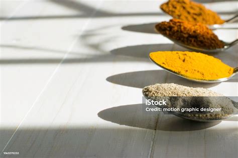 흰색 나무 테이블에 배열 하는 색깔된 향신료의 4 개의 종류와 숟가락 가루로 빻은에 대한 스톡 사진 및 기타 이미지 가루로