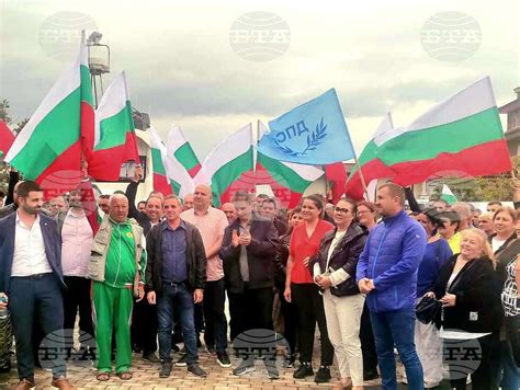 Членове и симпатизанти на ДПС без Пеевски и група се събраха в