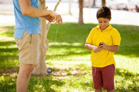 남자아이 및 Dad 게임하기 Yoyo 요요에 대한 스톡 사진 및 기타 이미지 요요 아이 2명 Istock