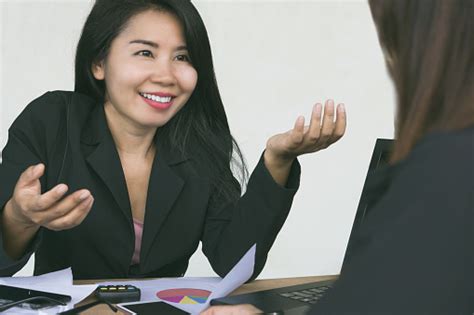 행복 한 아시아 비즈니스 여자와 그녀의 팀웍 회의실에서 그들의 프로젝트에 대해 개념에 대한 스톡 사진 및 기타 이미지 개념