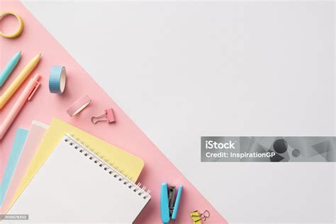 학교 액세서리 개념 화려한 문구류 카피북 펜 접착 테이프 바인더 클립과 빈 공간이있는 이중 색상 흰색과 분홍색 배경의 스테이