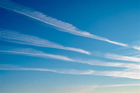 푸른 하늘과 평행 비행기 배기 트랙 배경 화이트 켐트레일 구름 풍경에 대한 스톡 사진 및 기타 이미지 구름 풍경 0명