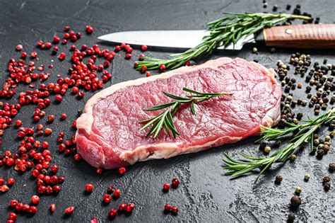 스트립 스트립 허리 스테이크 또는 뉴욕 생 쇠고기 검은 색 배경 위쪽 보기 검은색에 대한 스톡 사진 및 기타 이미지 검은색 고기 도마 요리 도구 Istock