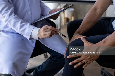 무릎 통증으로 의사에게 오는 남자 건강 관리 및 건강 보험 개념 정형외과 전문의 의사와 간호사가 환자와 상호 작용합니다 2명에 대한 스톡 사진 및 기타 이미지 Istock