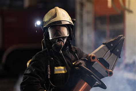 Photo Libre De Droit De Portrait De Pompier Portant Un Équipement