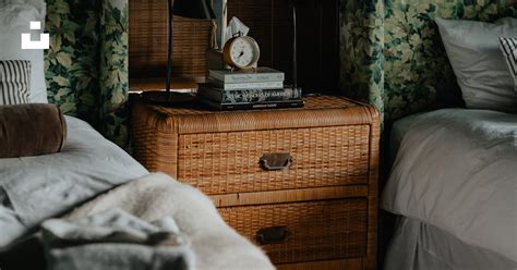 침대 2개와 나이트 스탠드가 있는 침실 사진 Unsplash의 무료 뉴욕 이미지