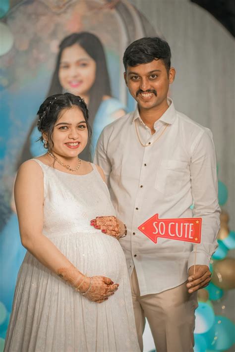 실내 가족 결혼 공식적인 옷차림 관계 기다리는 기쁨 남편 단란함 매우 귀여운 멘디 문화적 미래 미래의 부모 미소 민족 전통의 부모 사랑