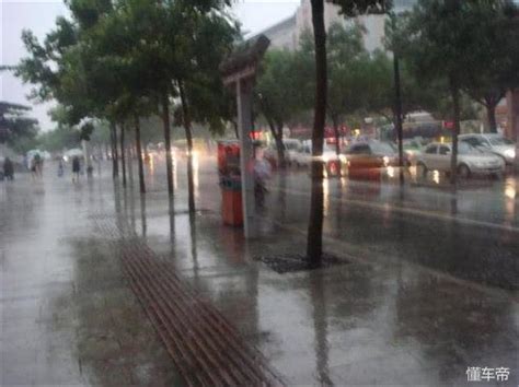 下雨天偶遇一輛120萬保時捷911，車主不關篷，卻喜歡打傘！ 每日頭條