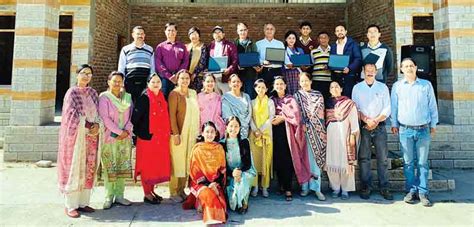 दंपति ने मेधावी छात्रों को दिए लैपटॉप Divya Himachal