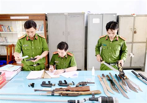 Vận động Giao Nộp Gần 50 Vũ Khí Công Cụ Hỗ Trợ Báo Công An Nhân Dân
