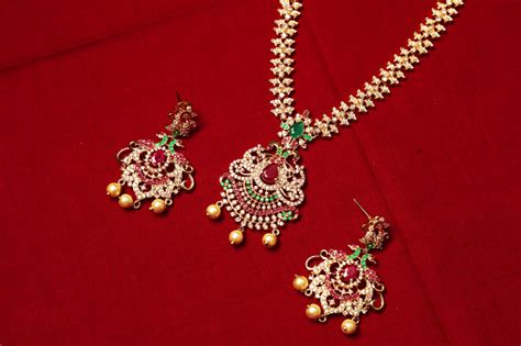 어두운 배경에 정통 전통 인도 보석 목걸이 결혼식 축제 및 기타 행사에서 목에 착용 하십시오 웹 사이트 인쇄에 대 한 매우 유용한 이미지 Gt 모바일 응용 프로그램 0명에