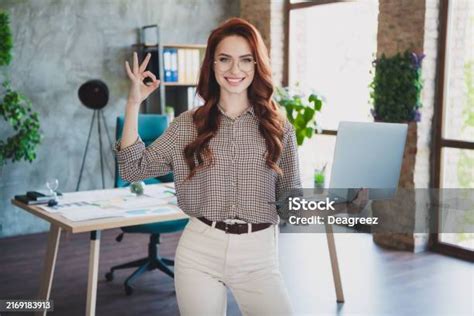 매력적인 사랑 좋은 젊은 여자 원격 작업자의 사진 보류 무선 넷북 현대 사무실 로프트 인테리어 실내 Okey 기호 20 24세에 대한 스톡 사진 및 기타 이미지 Istock