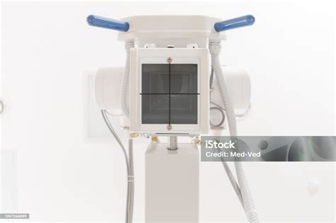 현대 병원의 엑스레이 부서 빈 침대가있는 스캔 기계가있는 방사선 실 X선 기계를 조정하는 기술자 현대 클리닉 사무실에서 가슴 심장 폐 를 스캔 0명에 대한 스톡 사진 및