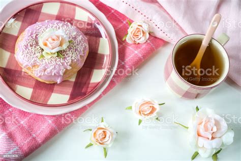 장미 차 냅킨 접시에 도넛의 컵으로 평평 하다 핑크 아침 식사 흰색 배경입니다 귀여운에 대한 스톡 사진 및 기타 이미지