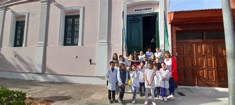 ALUMNOS AS DEL JARDÍN 909 Y UN GRUPO DE ESTUDIANTES DE LA ESCUELA Nº 2