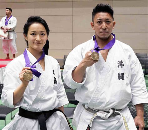 男子形 喜友名、最多タイv8 組手の崎山（近大工学部＝高松中央高出）は5位 全日本空手最終日 形の女子で7連覇の清水希容（左）と男子で8