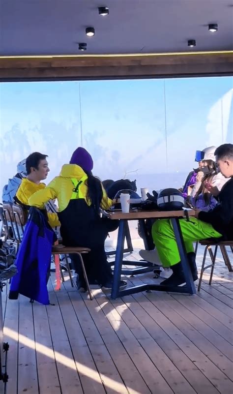 王思聪分手后首现身，众多美女陪他滑雪，多人跪地为他换鞋服务