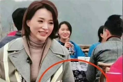 前央视门面董卿乡下素颜吃席坐冷板凳，身价50亿随礼500遭村民怒骂？喜宴农村穿着