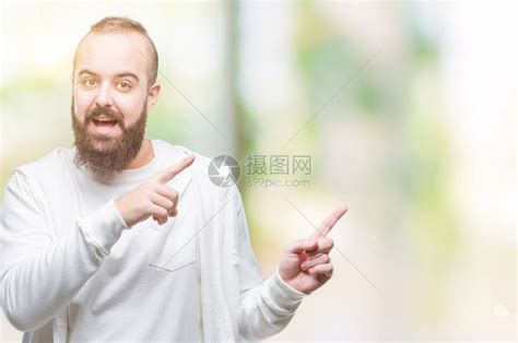 身穿体育服的年轻caucasian嬉皮士男子在孤立的背景中微笑高清图片下载 正版图片505504895 摄图网
