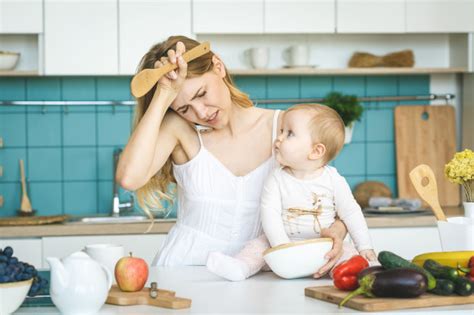 Joven Madre Con Su Pequeña Hija En Una Cocina Moderna Mujer Atractiva