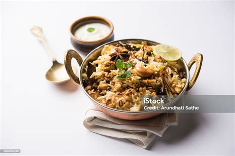 Keema 또는 Kheema Biryani향기와 매운 다진된 양고기 또는 염소 나 닭 요리 Basmati 쌀과 향기로운 향미료의