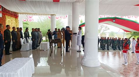 Pemkab Bolmong Menggelar Upacara Pemindahan Bendera Merah Putih