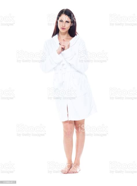 목욕 가운을 입고 흰색 배경 앞에 서있는 브라질 인종 여성 30 34세에 대한 스톡 사진 및 기타 이미지 30 34세 30
