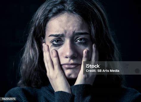 괴롭힘이나 가정 폭력으로 고통받는 절망적 인 느낌을 느끼고 혼자 울고 젊은 무서워 우울한 소녀의 극적인 클로즈업 초상화 아동