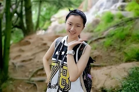 回顾：美女学霸邵奕佳：高考719分被清华盛情邀请，她却用5字回绝