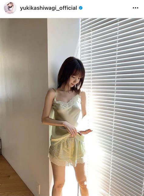柏木由紀、「ノーブラなの？」バストラインあらわなセクシーキャミランジェリー姿に「エロかわいい」「色気ムンムンたまらん」と反響22