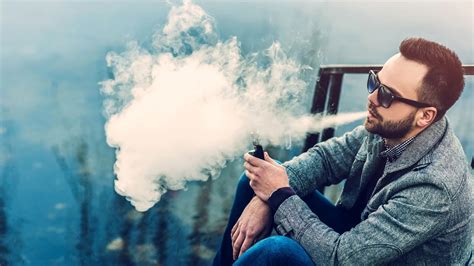 La moda del vapeo juvenil con el uso del cigarrillo electrónico prepara el cerebro de los