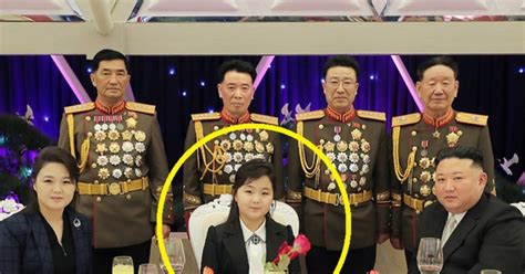 한가운데 앉은 김정은 딸…워싱턴포스트 후계자 신호