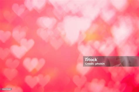 빨간 열 열정과 매력적인 밝은 보케 배경 하트 모양의 보케 레드 추상 배경 배너입니다 사랑 테마 일러스트 발렌타인 데이 개념입니다 공간을 복사합니다 장식 반짝이 디자인