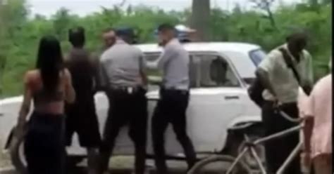 Padre Cubano Termina Arrestado Y Golpeado Tras Intentar Defender A Su