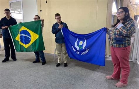Escola E Cco Homenageiam A Independência Do Brasil E O Aniversário Da