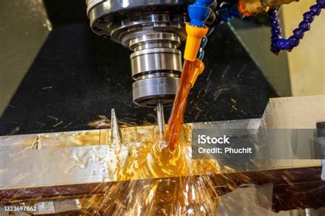 오일 냉각수 방법으로 금형 부품을 절단하는 Cnc 밀링 기계 윤활에 대한 스톡 사진 및 기타 이미지 윤활 0명 Cnc