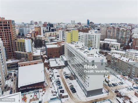 눈 덮인 도시 마을과 마을에는 신선한 눈과 지붕이 있는 지붕이 있습니다 0명에 대한 스톡 사진 및 기타 이미지 0명 거리