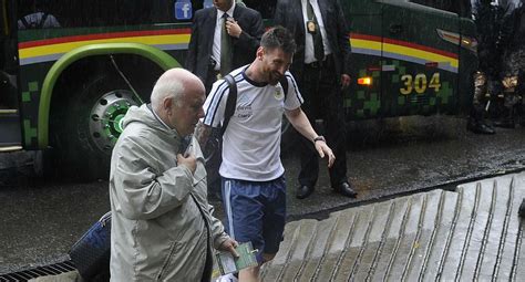 Lionel Messi Eludió A La Prensa En Su Regreso A España Deportes Correo